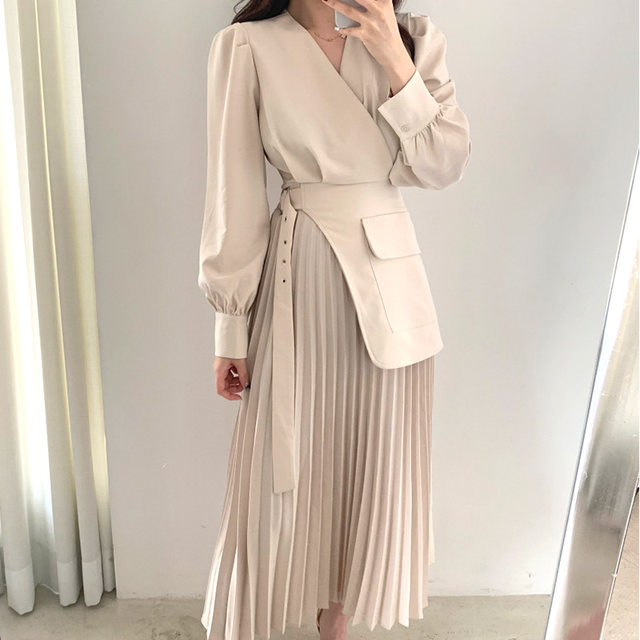 South Korea Chic niche temperament V -neck sexual stitching design fake ...
