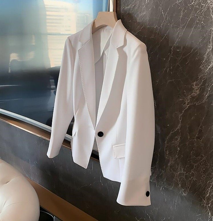 Commuting, capable, elegant and high-end, one-button white small suit ...