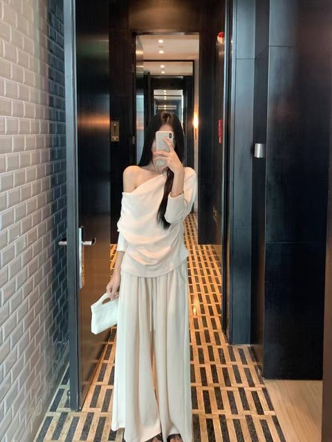 Design-sensory niche slanted neck off-shoulder long-sleeved T-shirt for ...