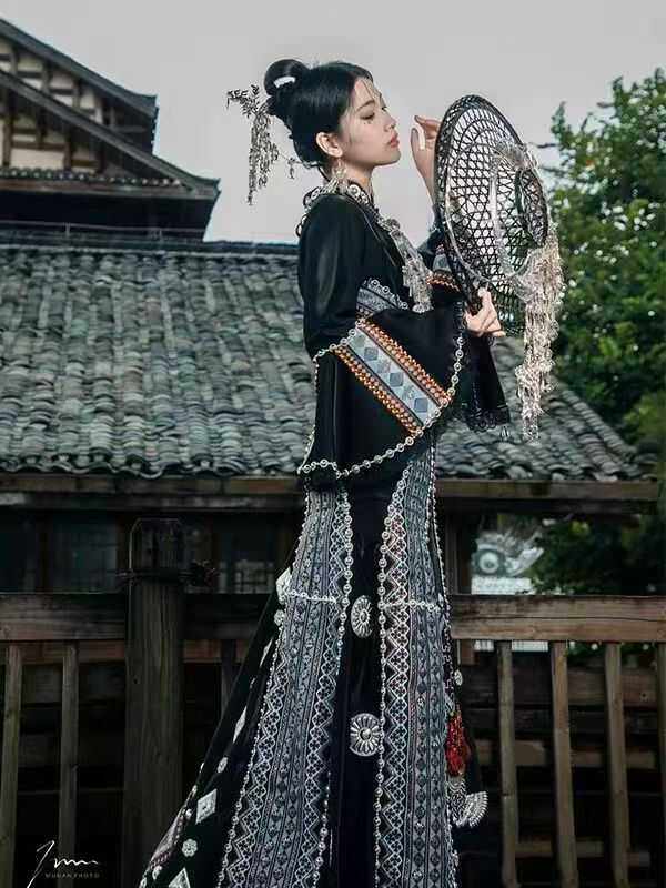 New Miao Xianjiang Miao girl minority clothing model Jingtai show ...