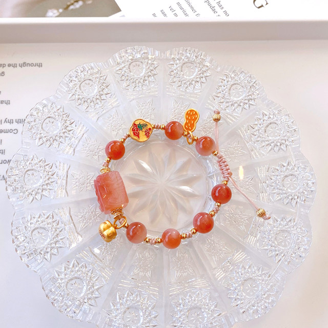 Auntie Jiu, great things happen. Phoenix wears peony agate bracelet for ...