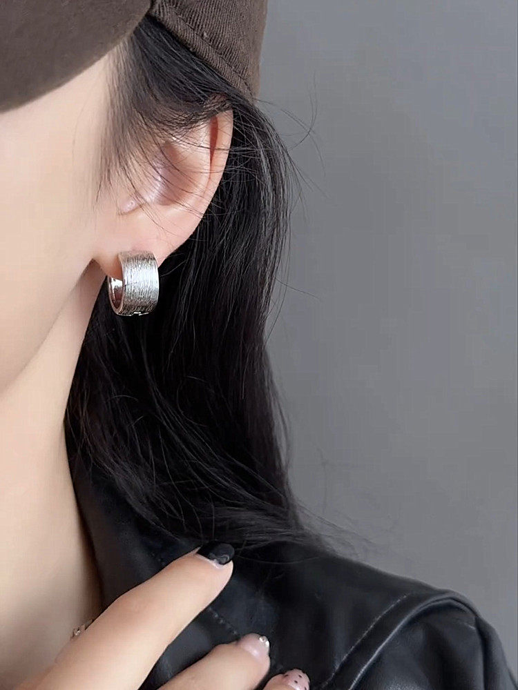 Retro brushed silver wide-brimmed earrings for women niche design simple fashion versatile ...