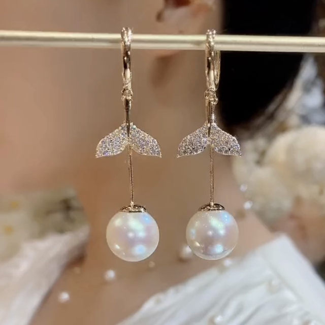 The design is slightly studded with diamonds, fishtail pearls, long ...