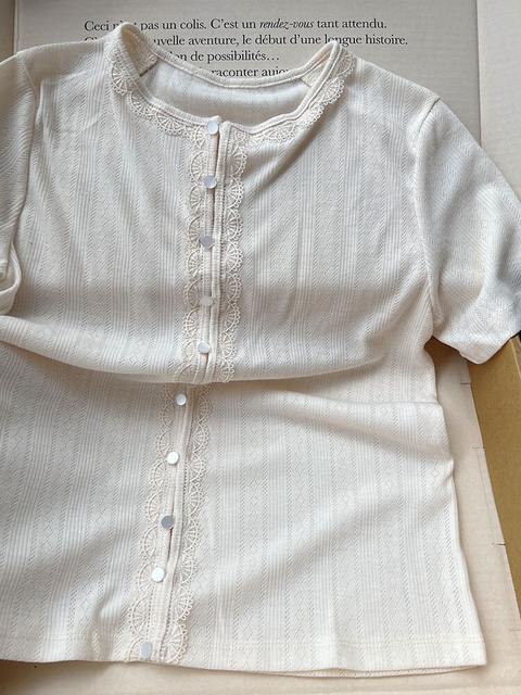 Spot French niche 24 years, small fresh retro embossed lace button ...