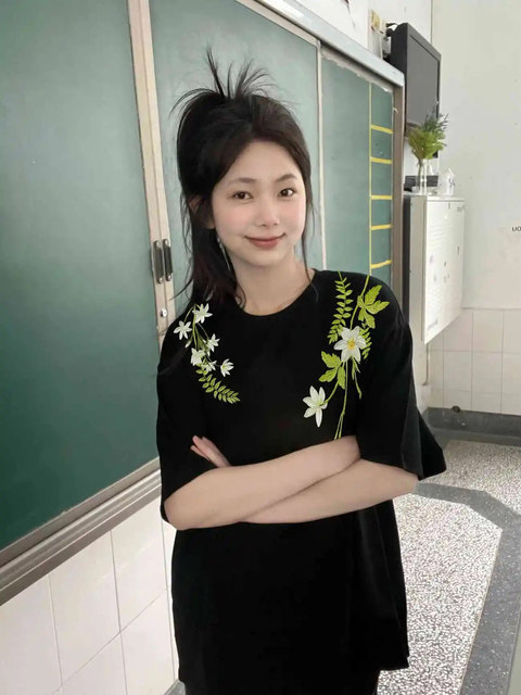 National trend American flower embroidered pure cotton short-sleeved T-shirt for women in summer ...