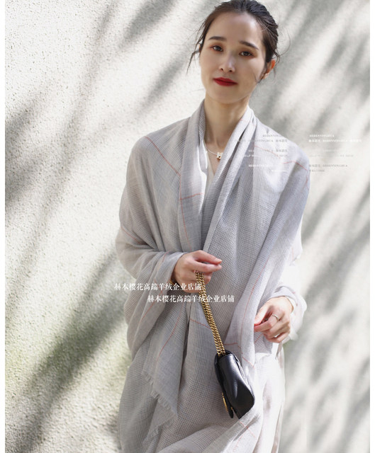 At first glance, the classic houndstooth thin pure cashmere scarf plaid ...