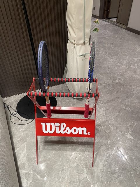 Badminton racket display rack high -end landing household tennis racket ...