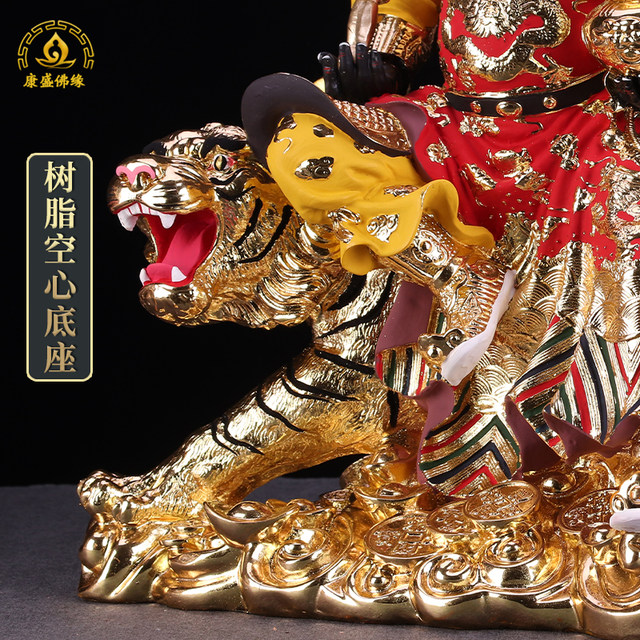 The statue of Zhao Gongming riding a tiger in the middle of the road ...
