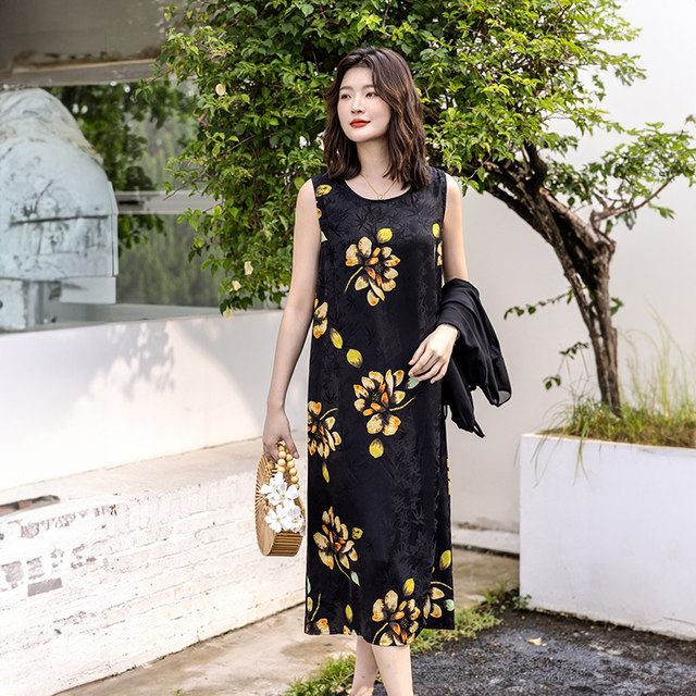 Broad lady, western and noble dress, large size loose sleeveless vest ...