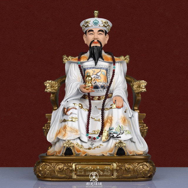 The resin statue of the gray master and grandma of the Hui family is ...