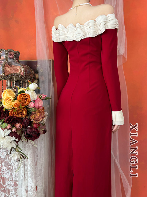 French retro red dress in the alley, autumn one-shoulder Hepburn ...