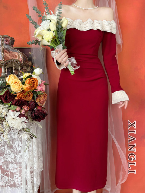 French retro red dress in the alley, autumn one-shoulder Hepburn ...