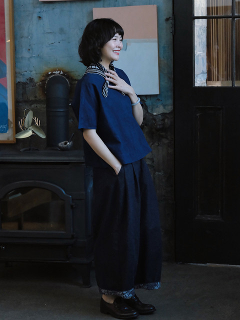 Yuanjia grass and trees dyed blue wax painting van tops, Guizhou ethnic ...