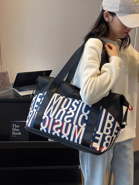 Short-distance travel bag for women, lightweight and slipable trolley ...