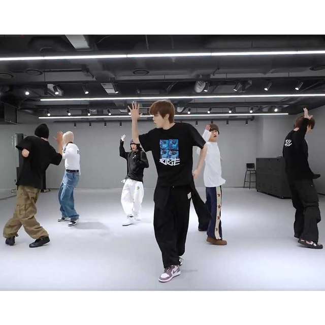 RIIZE dance studio surrounding the same style short-sleeved T-shirt ...