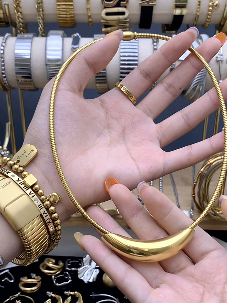 Titanium steel necklace does not fall off color, cold metal wind ...