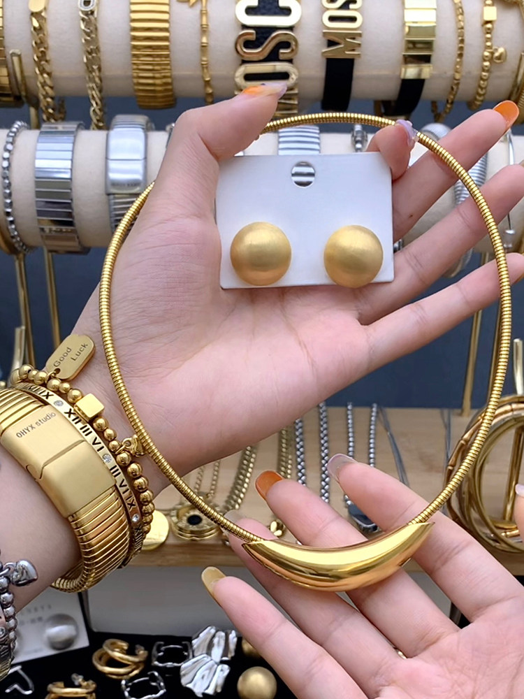 Titanium steel necklace does not fall off color, cold metal wind ...