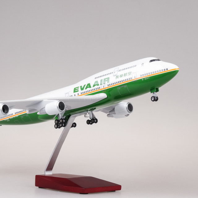 Taiwan EVA Air aircraft model Boeing 747 civil airliner simulation 747-400