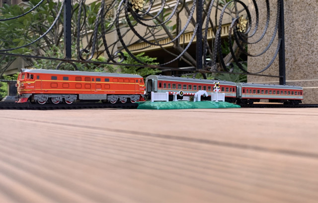 Electric green leather Dongfeng 4B internal combustion engine train ...