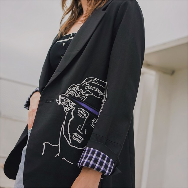 Sanbei recommends a black knitted jacket with embroidery design and a ...