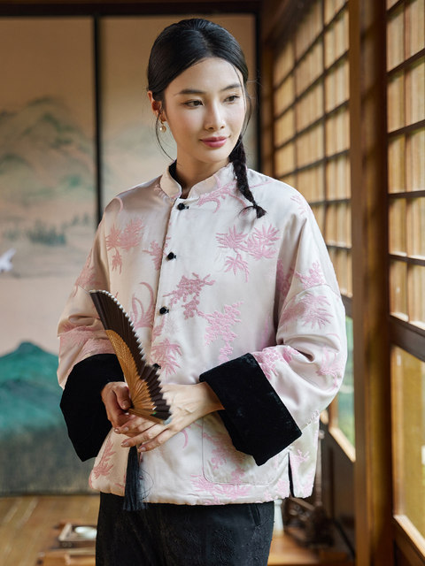 Fiyang Zhenye on both sides wearing winter cotton jackets stands up ...