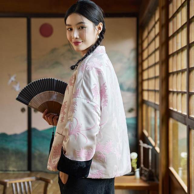 Fiyang Zhenye on both sides wearing winter cotton jackets stands up ...