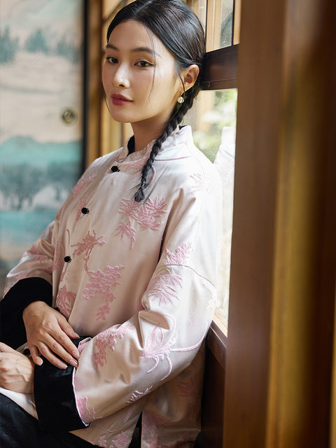 Fiyang Zhenye on both sides wearing winter cotton jackets stands up ...