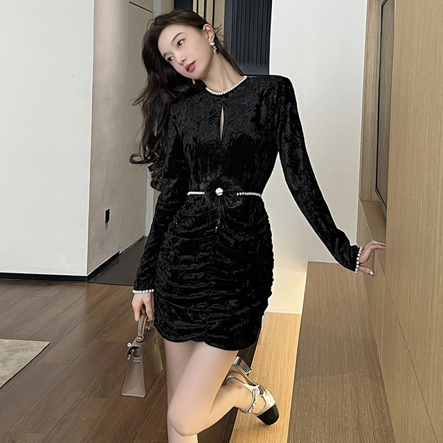 Hollow pleated velvet dress that covers the belly and looks slimming ...