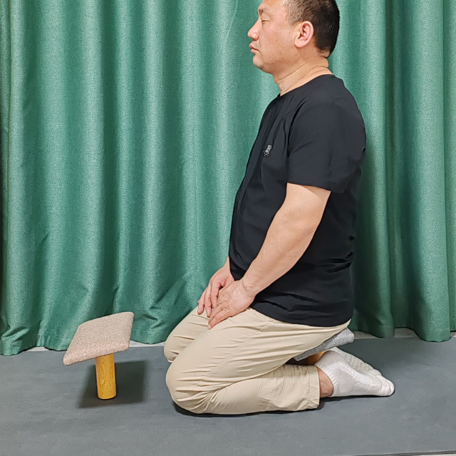 One -footed stool sitting posture corrected stools Kneeling on a stool ...