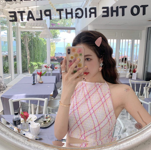 Internet celebrity anchor Hyuna, the same pink lattice sexy hanging ...