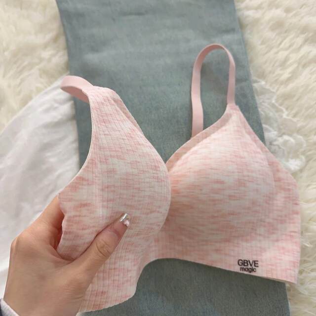 Small breasts gathered outside the expansion underwear women without ...