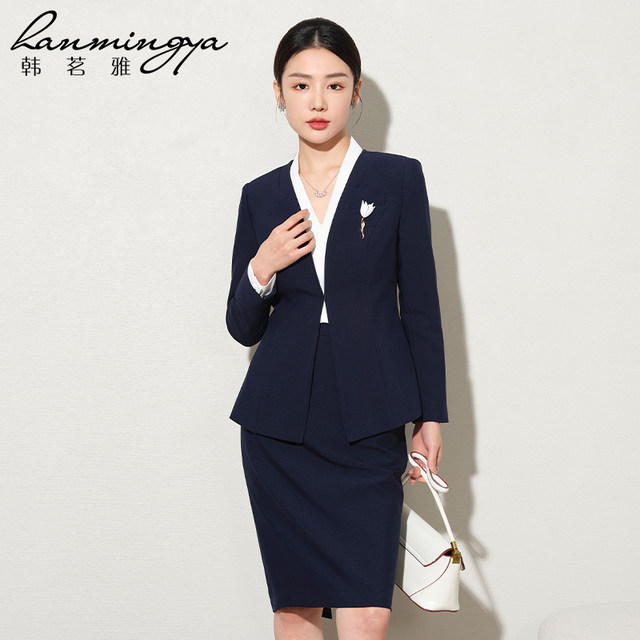 Suit suit for women, fashionable high-end business suit, hotel front ...