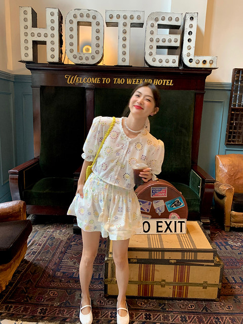 Luo Luo Jie Xiaosuke wears a whole set of design sense niche sets, pants, female two -piece ...