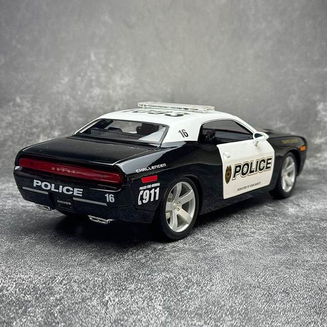 Mei Chu 1:18 Daqi Challenge Police Car 2006 Simulation Alloy Model Birthday Gift