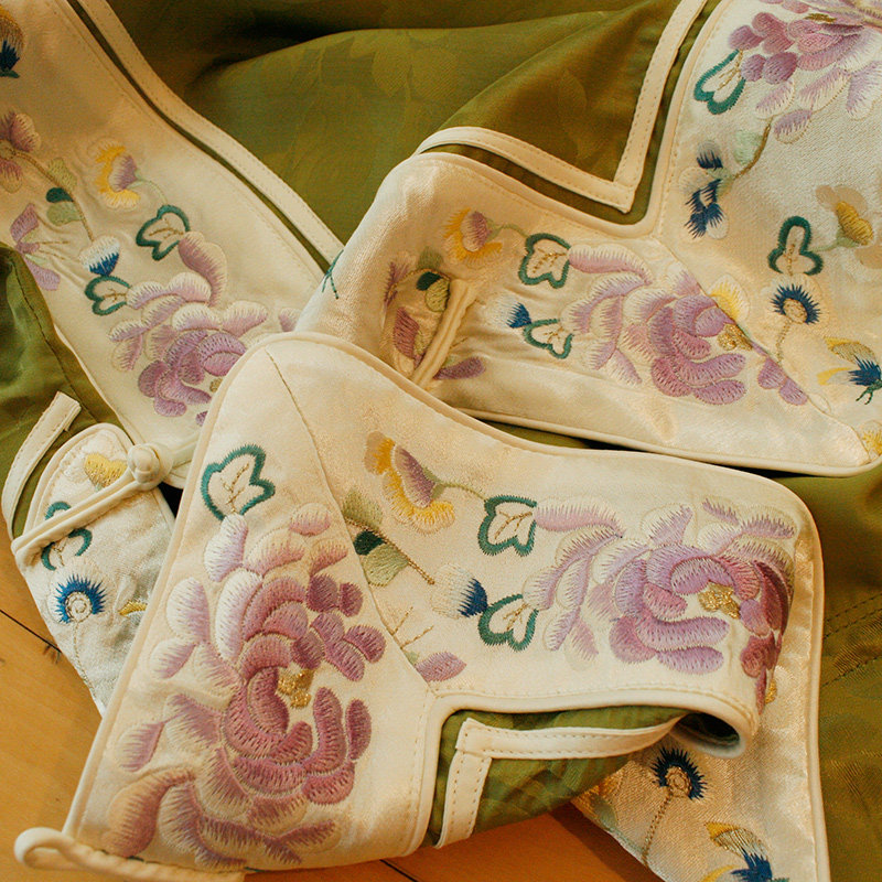 Yiyi's silk Sangbo satin hand-push embroidered round neck full placket ...