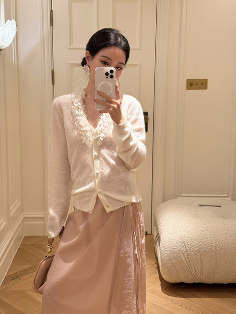 SMOL Heavy Industry Two-color V-neck Handmade Tassel Bead Tablet Wool ...