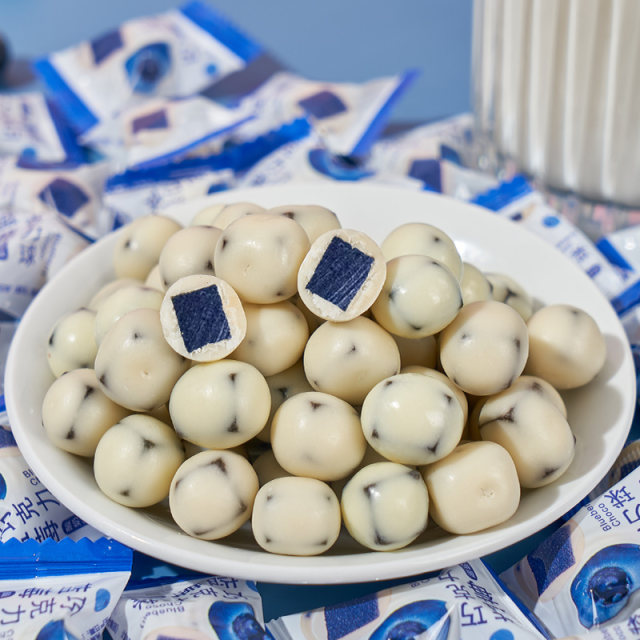 Yogurt blueberry balls strawberry hawthorn balls chocolate new year ...