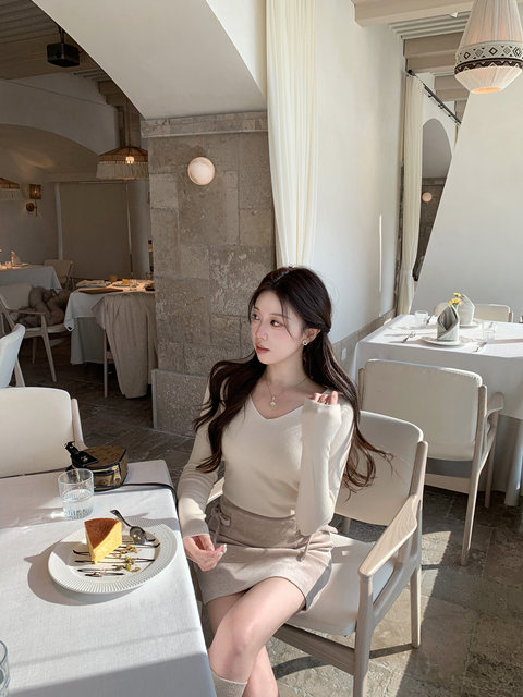 Cute Ja Yunwu Milk Fun Autumn and Winter Temperament V-neck Slim Top ...