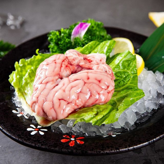 Fresh frozen pig brains, raw pig brain flowers, left and right brains ...
