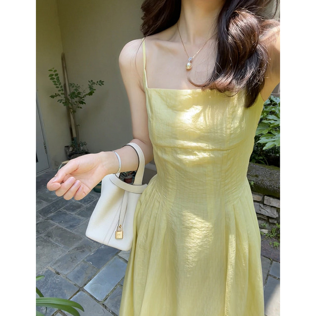 Guo Jiujiu's Tencel French dopamine fugitive princess square neck waist ...