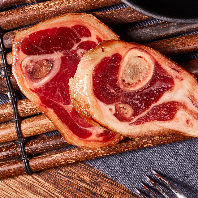 Authentic Nuodeng ham, pig's trotters, fire ham, cured pig's feet, fire ...