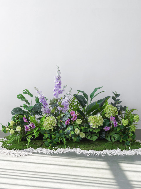 Large green plants, simulated flowers and plants, soft decoration ...
