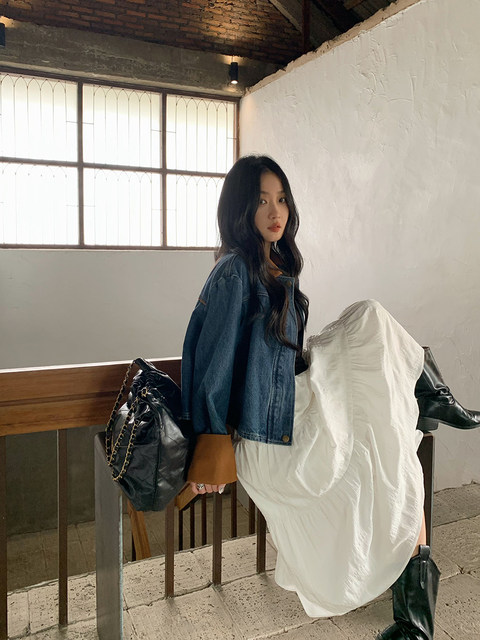 Ren Xiaoyi stitching short denim exterior female small retro contrast jacket top design sense ...