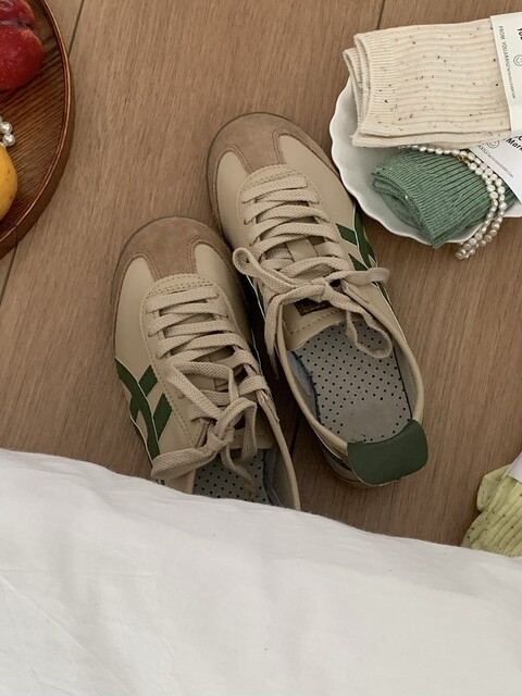 Korean women's shoe blogger owns a pair of green and brown Dexun shoes ...