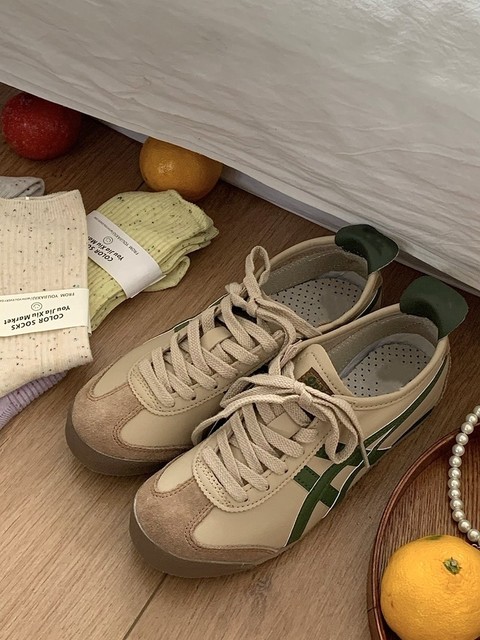 Korean women's shoe blogger owns a pair of green and brown Dexun shoes ...
