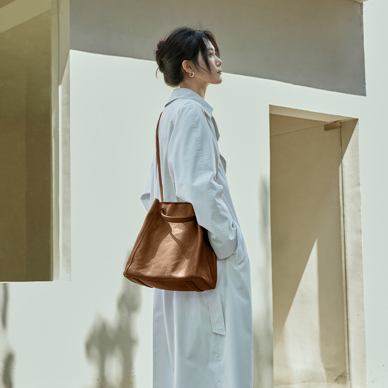 Qiu Zhen Leder Eimer Tasche - Kuhleder Umhängetasche