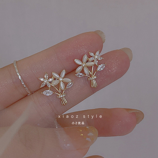 Sweet Hand Hand Turlus Earrings Female French Retro Exquisite Advanced ...