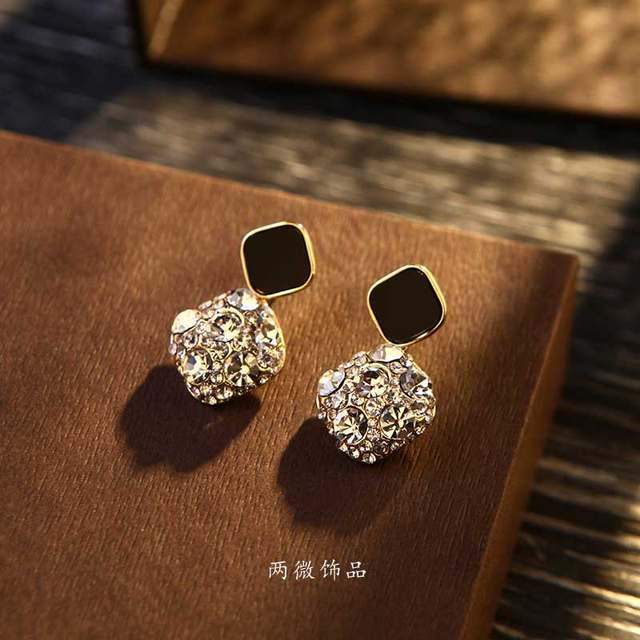 Black diamond workplace versatile earrings with high-end look, face ...