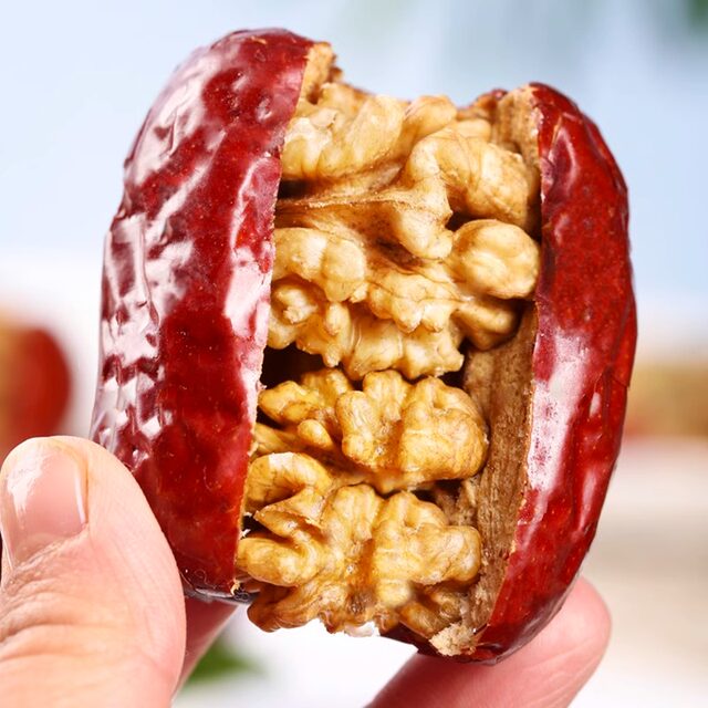 Big red jujube with walnut kernel and raisins small package pregnant ...