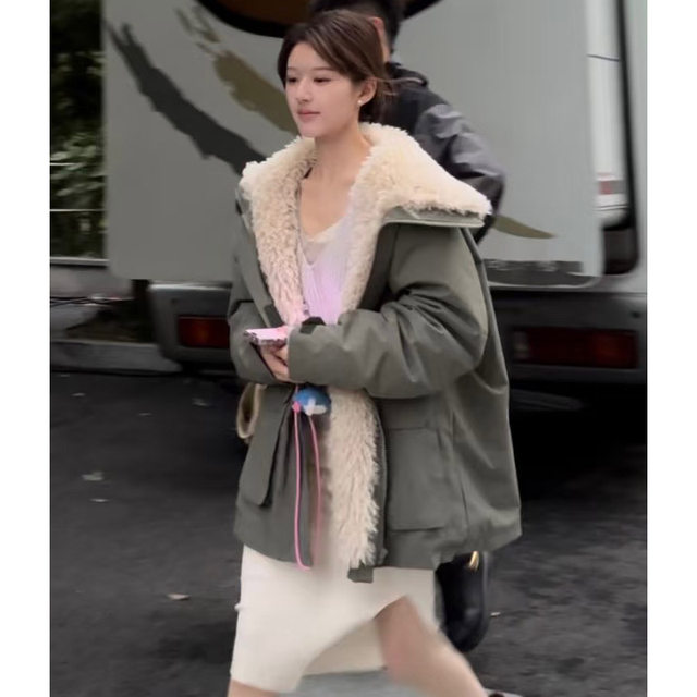 Lover Zhao Lusi and Ruan Yu wear the same style of lambswool to ...